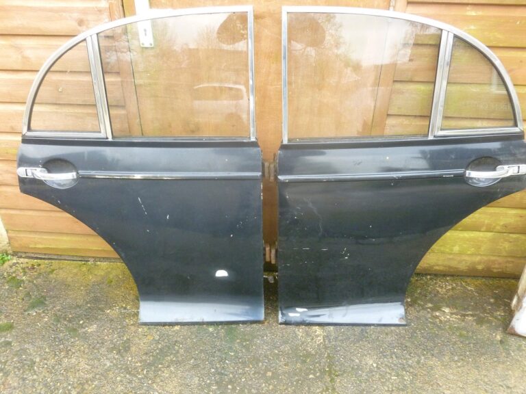MORRIS MINOR SECONDHAND DOORS. — Minorparts of Oxford